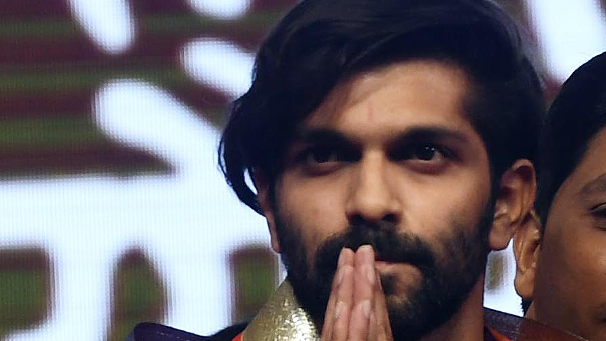 MNS cadre vandalise toll plaza in Nashik after Raj Thackeray’s son is stopped there - The Hindu